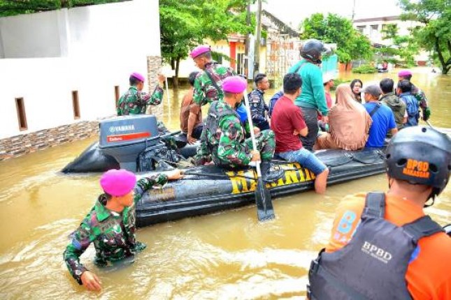 Prajurit Korps Marinir Evakuasi Kotban Banjir Di Makassar…