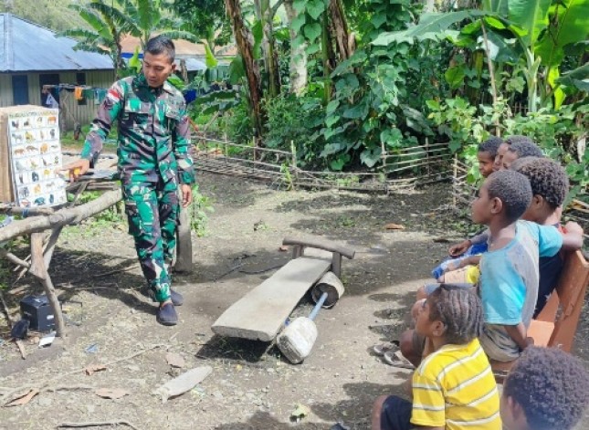 Kreasi Satgas Yonif Raider 142 KJ Cerdaskan Anak Bangsa… Kreasi Satgas Yonif Raider 142 KJ Cerdaskan Anak Bangsa…