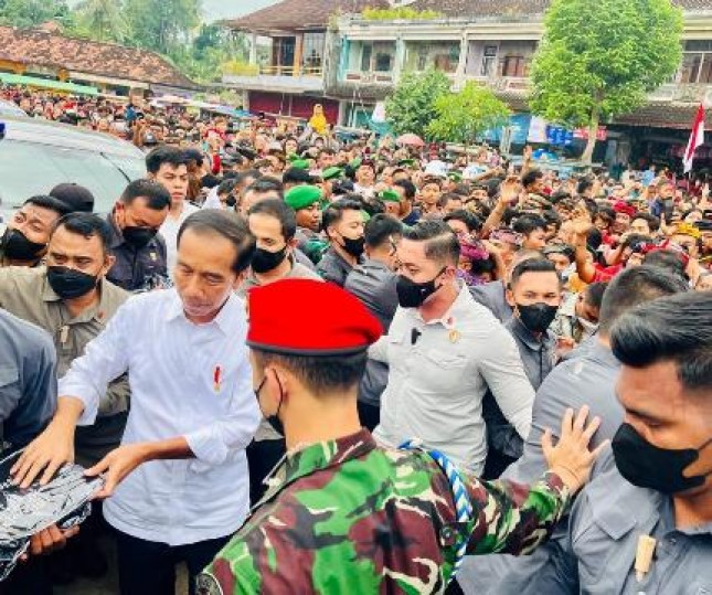 Presiden Jokowi Apresiasi Sambutan Hangat Masyarakat… Presiden Jokowi Apresiasi Sambutan Hangat Masyarakat…